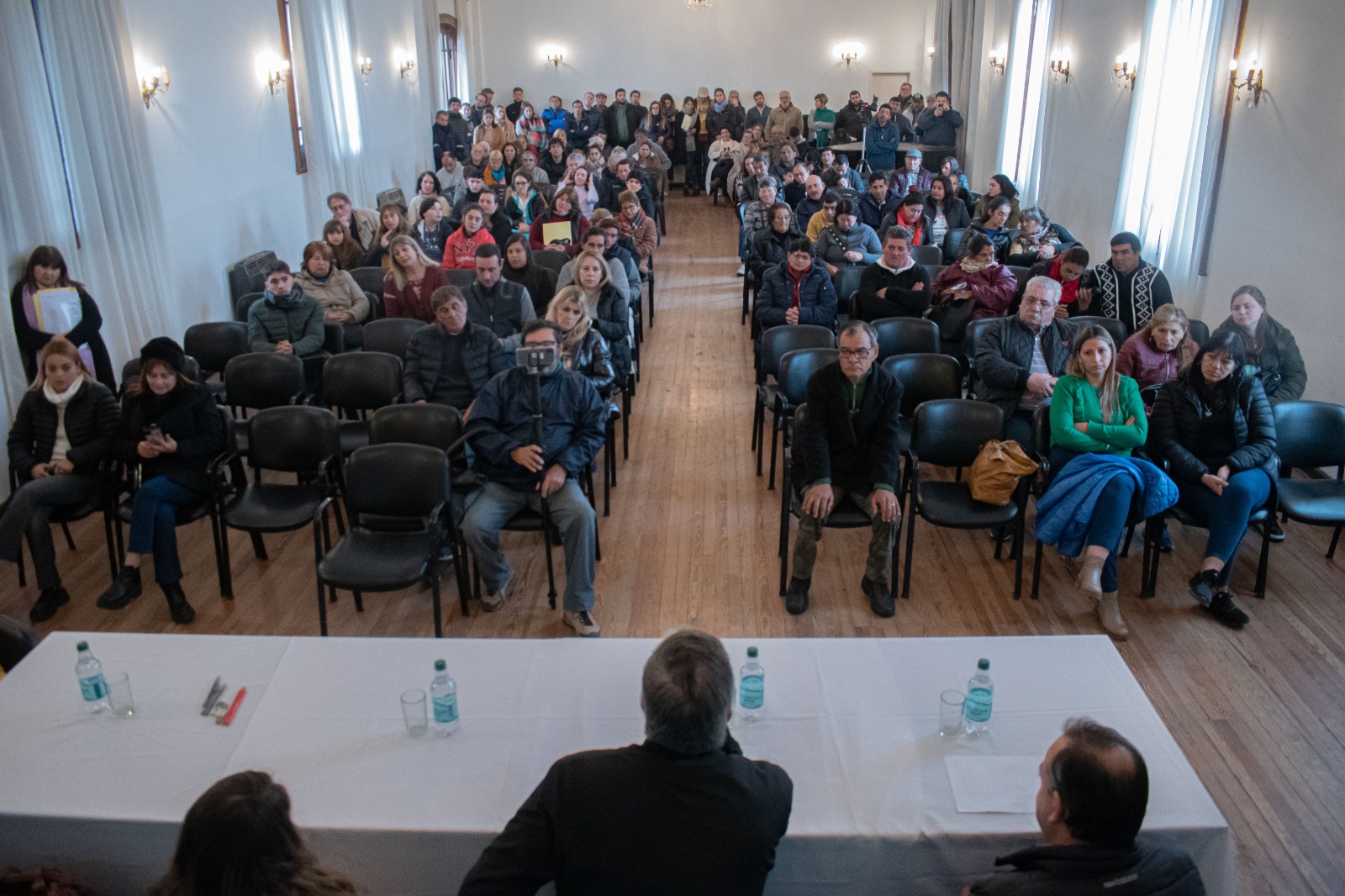 Del Municipio. Firma de escrituras en el Salón Municipal - El Navarrero